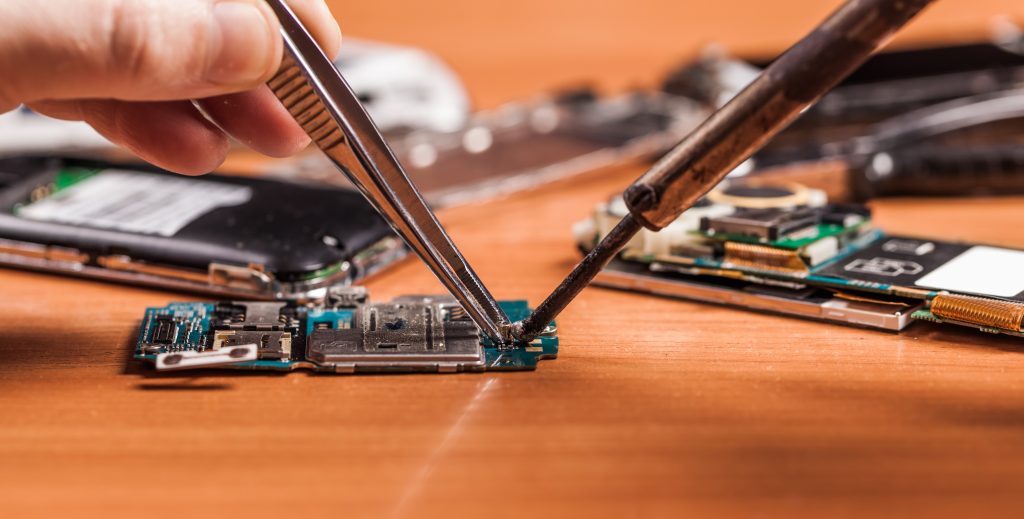 Calls grow to stop making smartphones that are designed to break - New Leaf